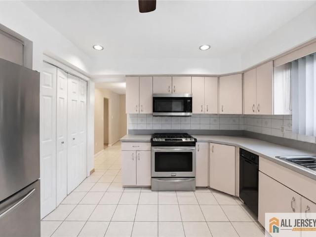 121 W Hill Road