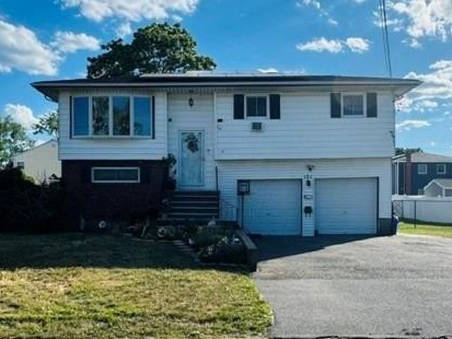 121 W Lake Dr, Lindenhurst, NY 11757