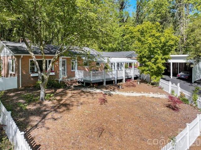 121 Wells St, Hendersonville, NC 28739