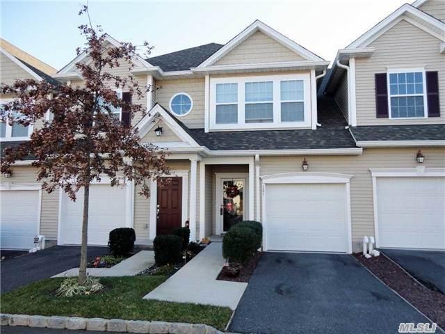 121 Wildwood Cir, Holtsville, NY 11742