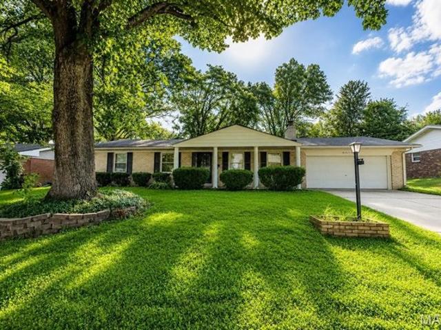 121 Williamsburg Dr, Belleville, IL 62221