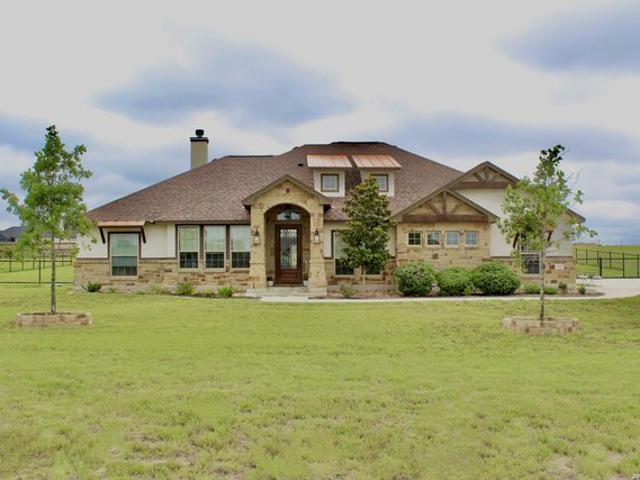 121 Valley View Dr, La Vernia, TX 78121