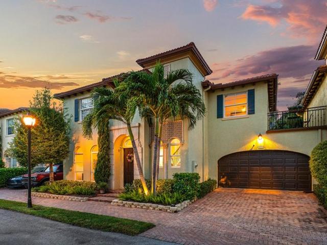 121 Via Poinciana Ln, Boca Raton, FL 33487