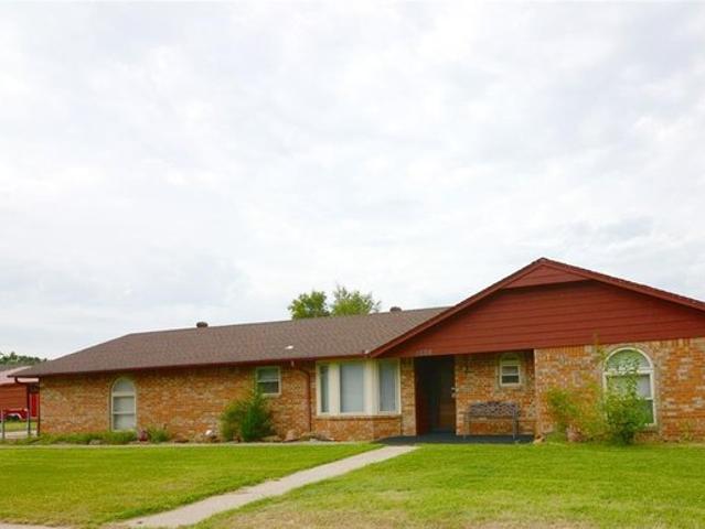 1224 NW 6th Pl, Moore, OK 73170