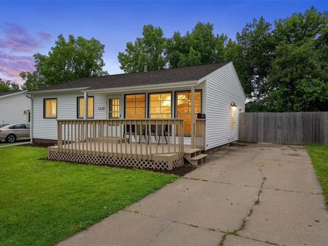 1224 18th St NW, Cedar Rapids, IA 52405