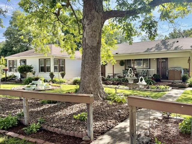 1225 McKee St, Centralia, IL 62801