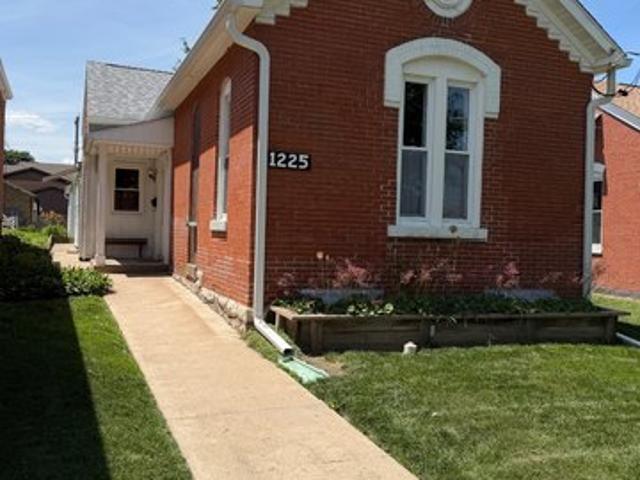 1225 N 11th St, Quincy, IL 62301