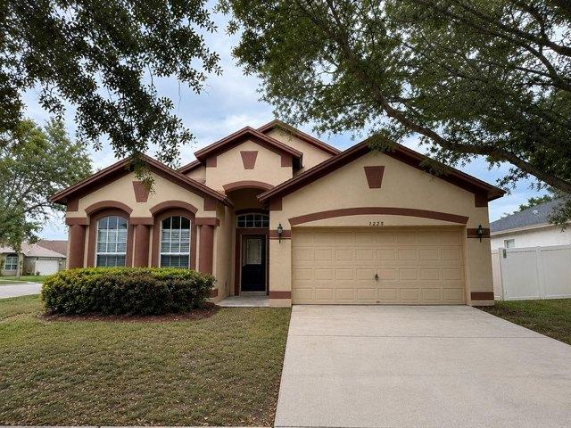 1225 Barclay Wood Dr, Ruskin, FL 33570