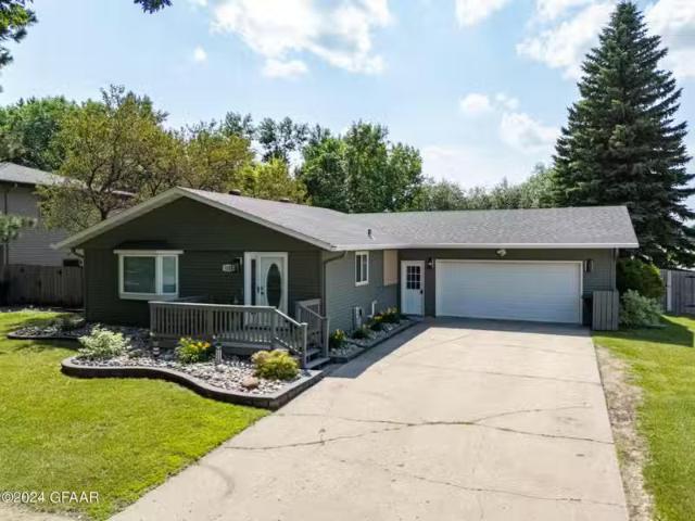 1225 DARWIN DR, GRAND FORKS, ND 58203 Single Family Residence.