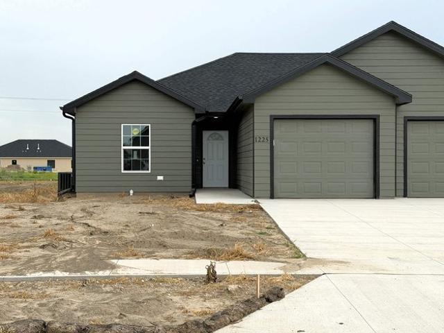 1225 Fountain Dr, Salina, KS 67401