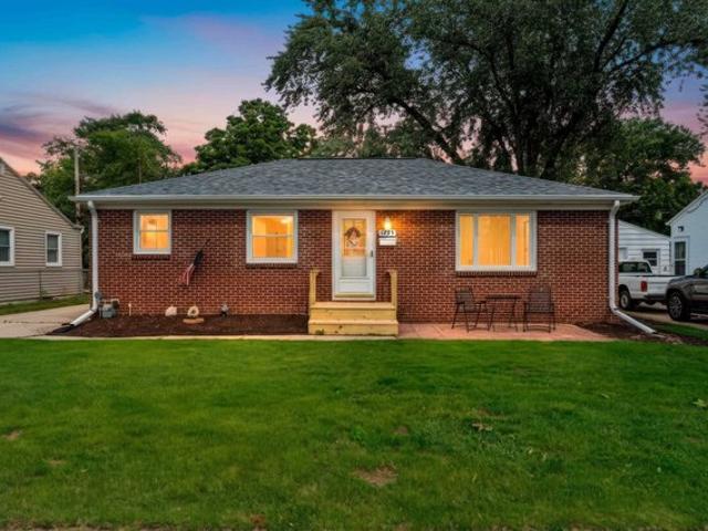 1225 Redwood Dr, Green Bay, WI 54304