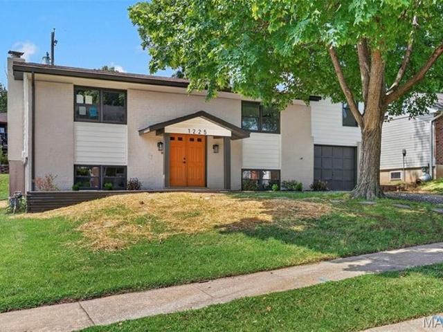 1225 Roth Hill Dr, Maryland Heights, MO 63043