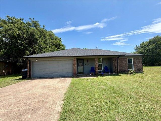 1225 Sandstone Dr, Cleburne, TX 76033