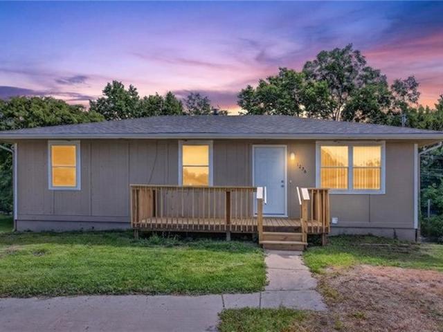 1226 W 3rd St, Edgerton, KS 66021