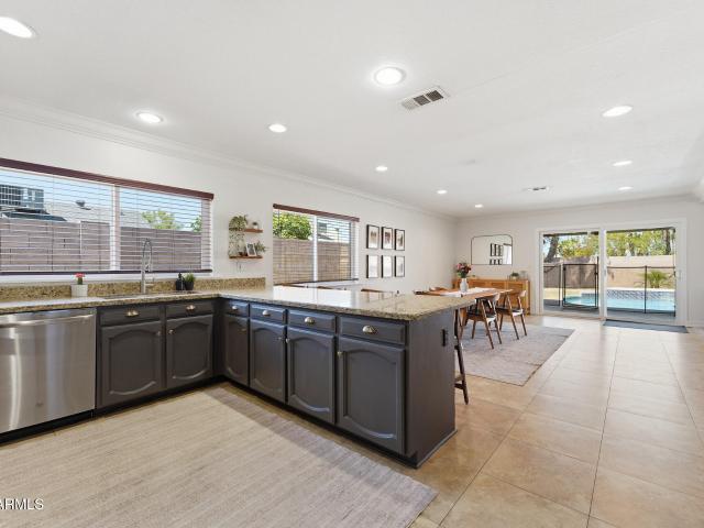 1226 W ALAMO Drive