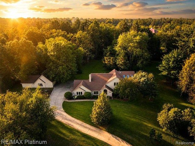 12273 Pinebrook Ln, Green Oak Township, MI 48178