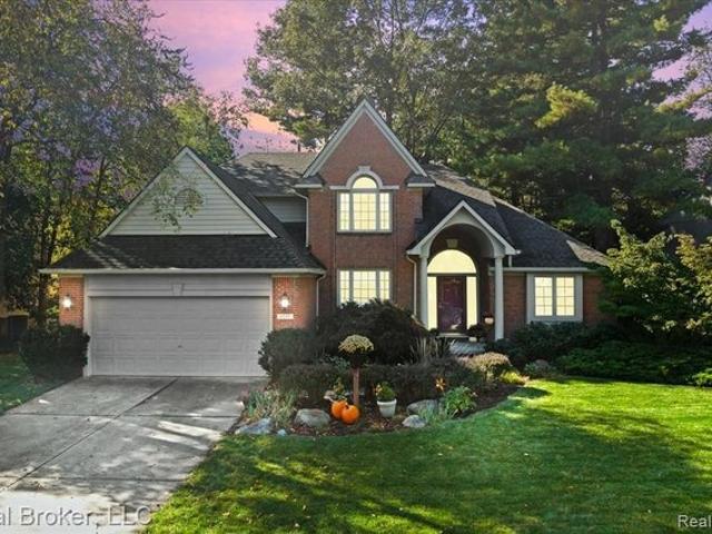 1227 Briarwood Ct, Wixom, MI 48393