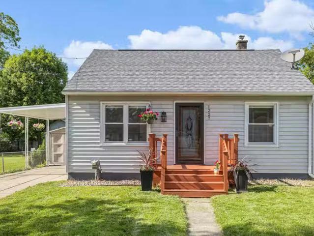 1227 HOWLAND AVE, KALAMAZOO, MI 49001 Single Family Residence.