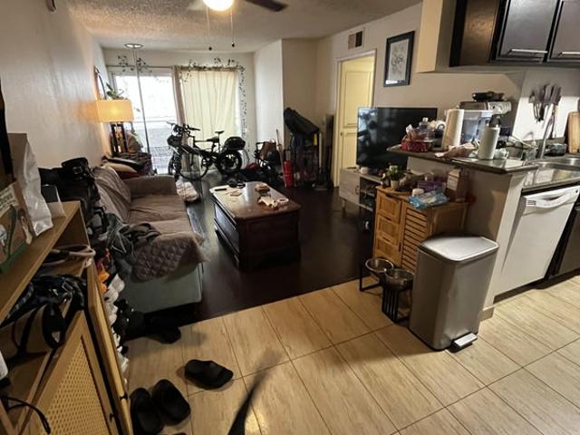 $1227/month 2bed 2bath with parking in Hollywood
