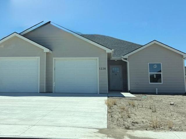 1228 Fountain Dr, Salina, KS 67401