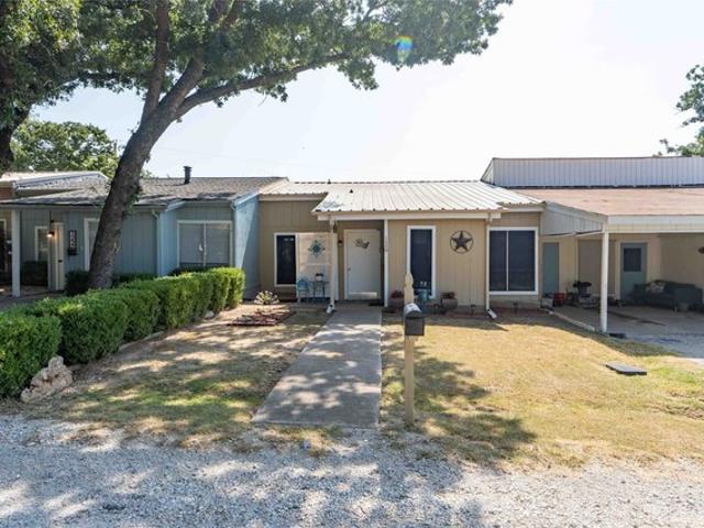 1229 Elm Ct, Runaway Bay, TX 76426