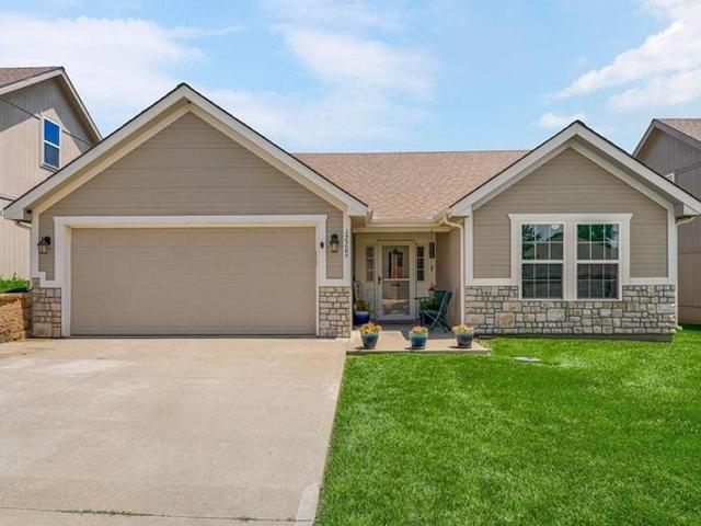 12209 N Pomona Ln, Kansas City, MO 64163