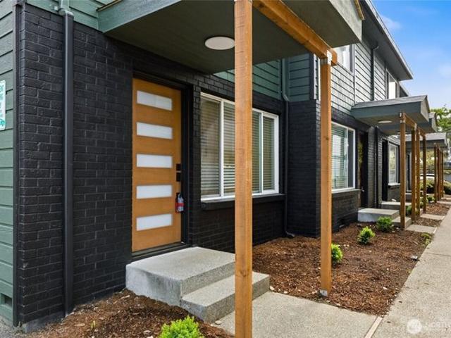 1220 N 137th St Apt 5, Seattle, WA 98133