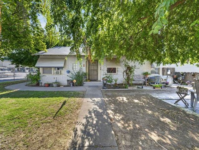 1220 N Highland St, Visalia, CA 93291
