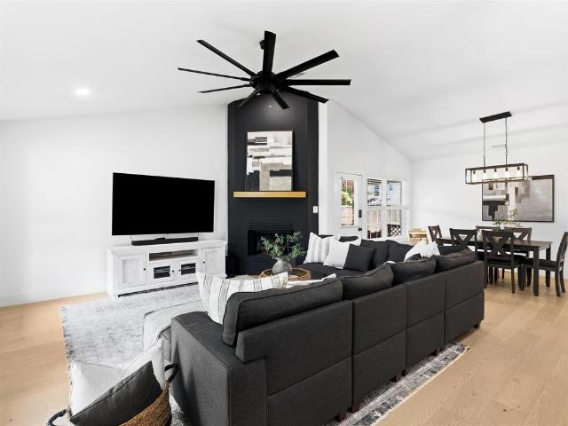1220 Oxford Lane