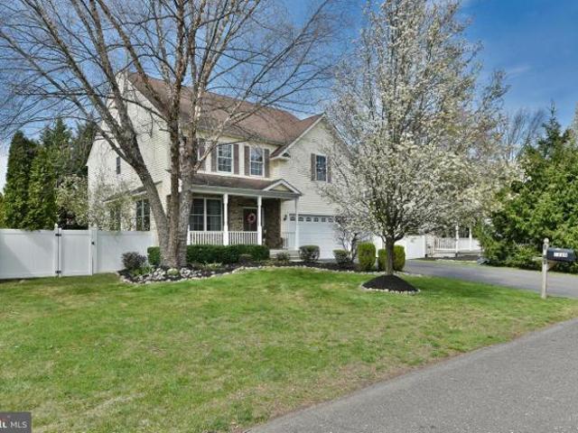 1220 Oakland Ave, Levittown, PA 19056