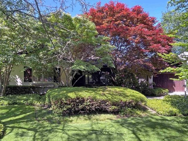 1220 S Oxford Rd, Grosse Pointe Woods, MI 48236