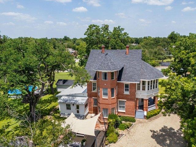 1220 W Lake Dr, Taylor, TX 76574
