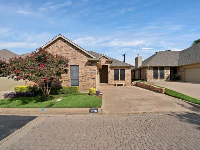 1220 Woodland Park Dr, Hurst, TX 76053 | MLS #21071