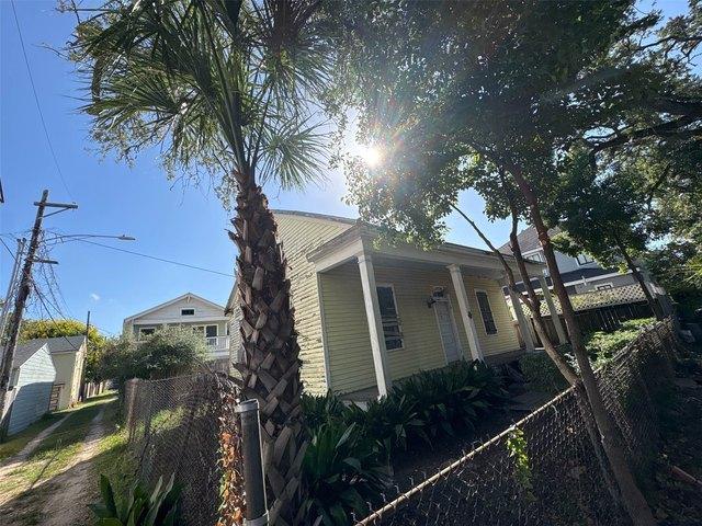 1220 34th St, Galveston, TX 77550