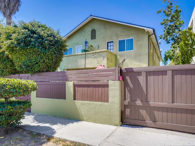 1221 N Bronson Ave