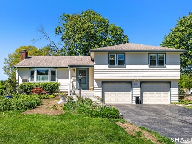 1221 N Main St, West Hartford, CT 06117