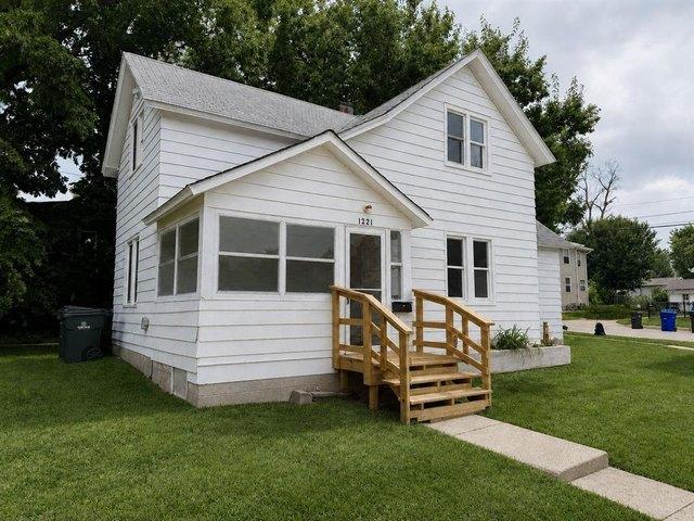 1221 B Ave NW, Cedar Rapids, IA 52405