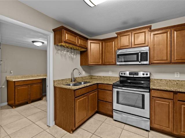 1221 Clydesdale LN