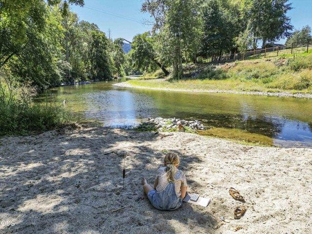 1221 E Evans Creek Rd, Rogue River, OR 97537