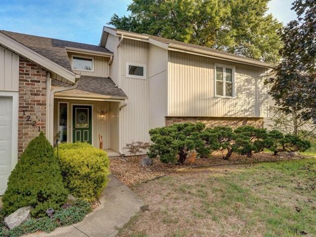 1221 E Knobhill St, Springfield, MO 65804