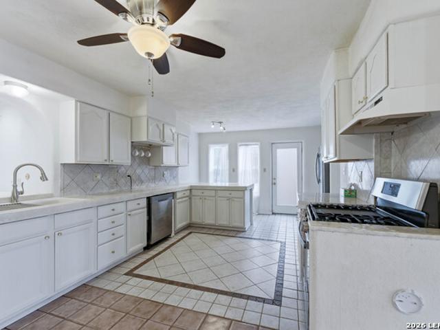 1221 Encino Dr