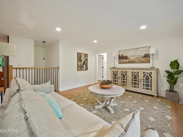 1221 Huntington Rd