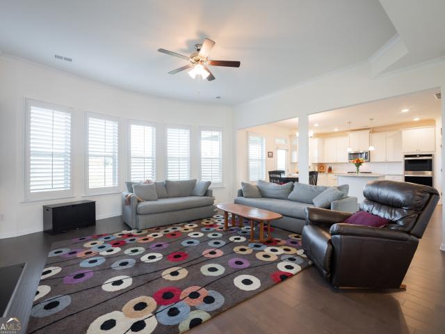 1221 Hawthorne Circle
