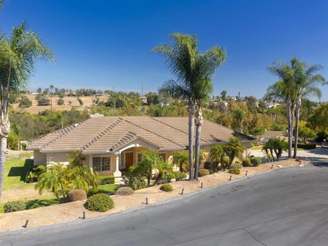 1221 Palomares Ct, Fallbrook, CA 92028