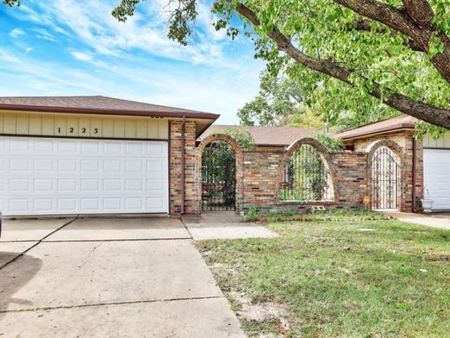 1221 S Governeour Rd, Wichita, KS 67207