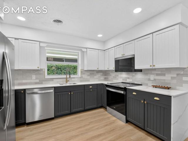 1221 Singer Dr, Singer Island, FL