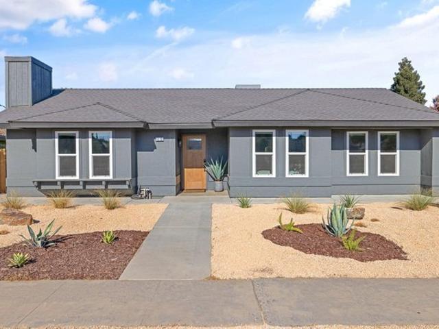 1222 N Laspina St, Tulare, CA 93274