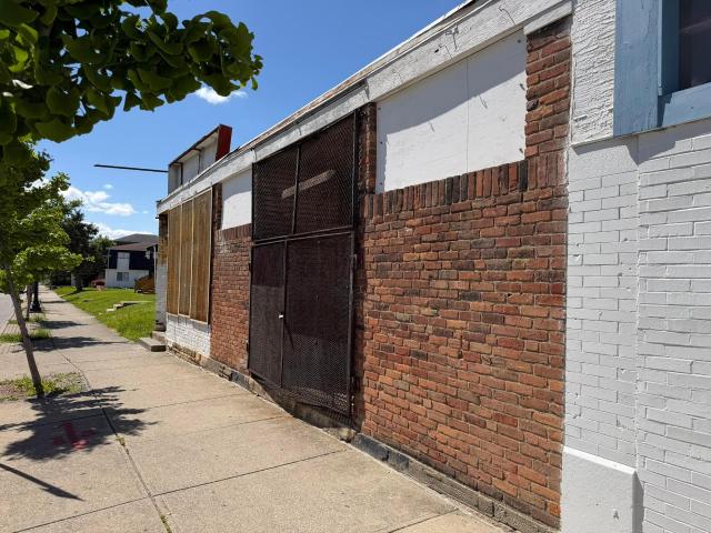 1222 E Long Street