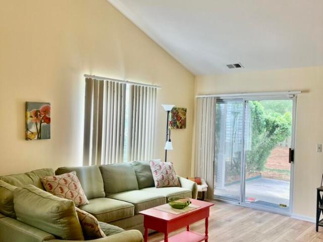 1222 Holmes Court
