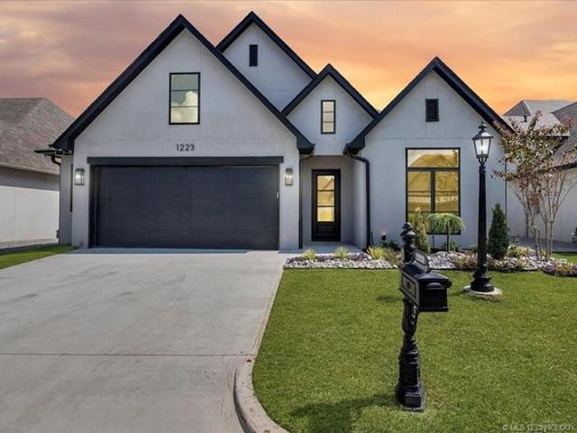 1223 N 71st Pl, Broken Arrow, OK 74014